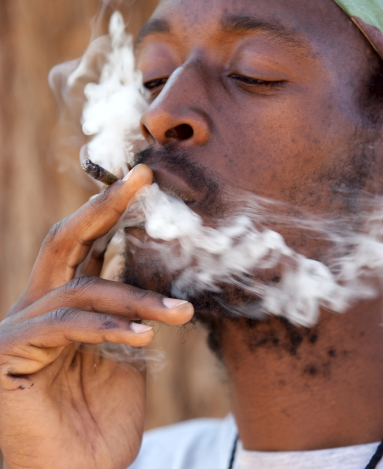 Wie raucht man Hasch: Methoden & Tipps für Anfänger