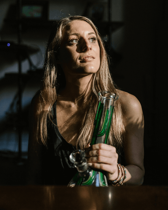 Bong rauchen: Anleitung für Anfänger & Tipps